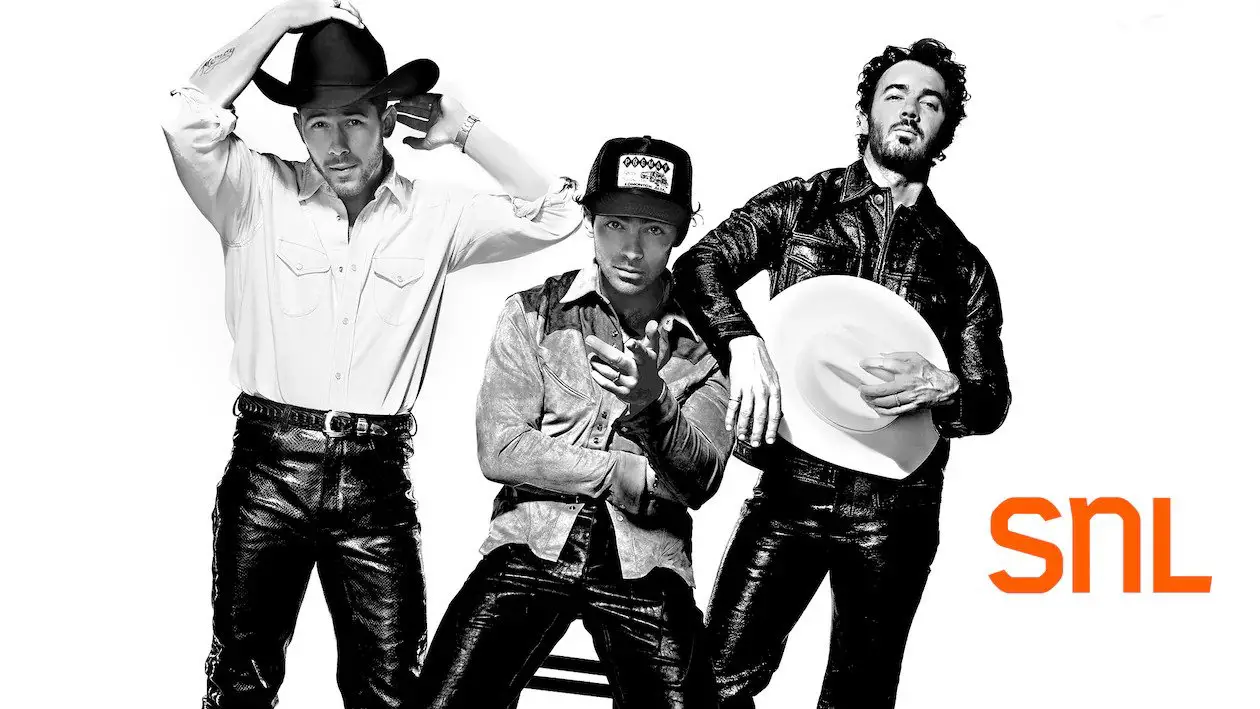 Molly Shannon brings back Classic Characters and Jonas Brothers perform ...