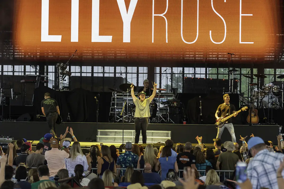 Stormy forecast doesn't stop Sam Hunt fans at Darien Lake