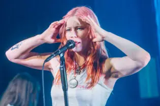 Wet Leg Delivers Performance at Brooklyn’s Intimate Market Hotel